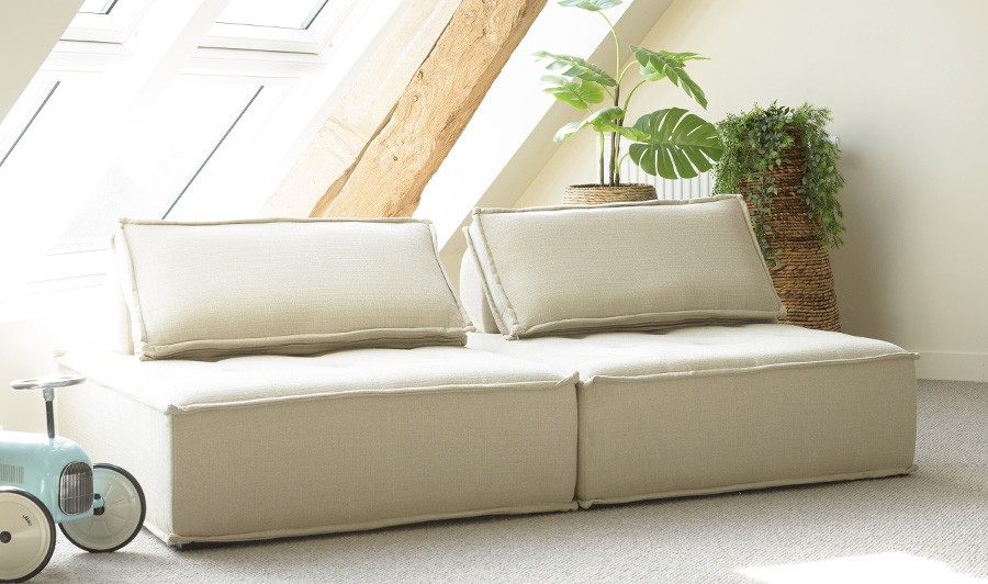 Chauffeuse design beige avec assise capitonnée - Emilia