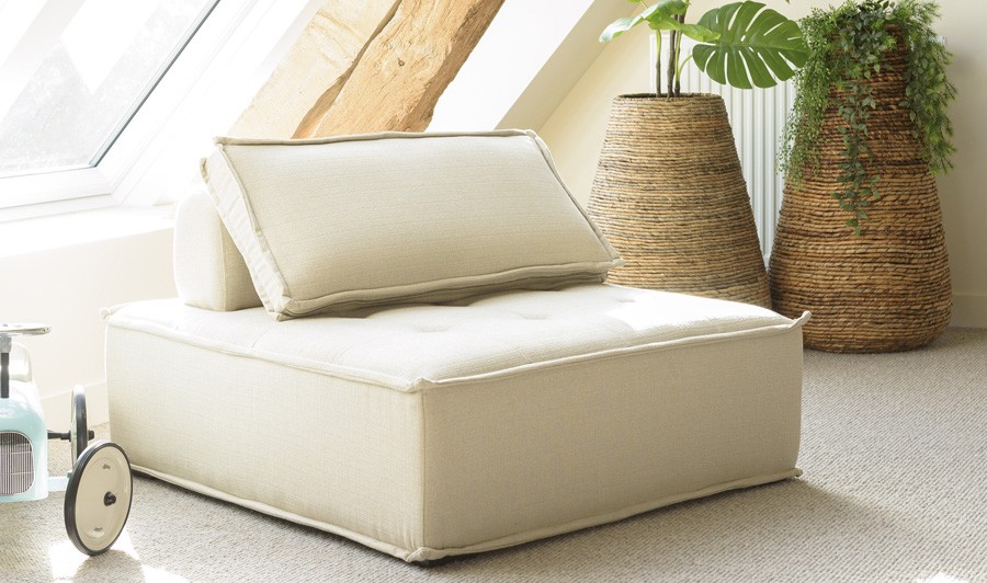 Chauffeuse design beige avec assise capitonnée - Emilia